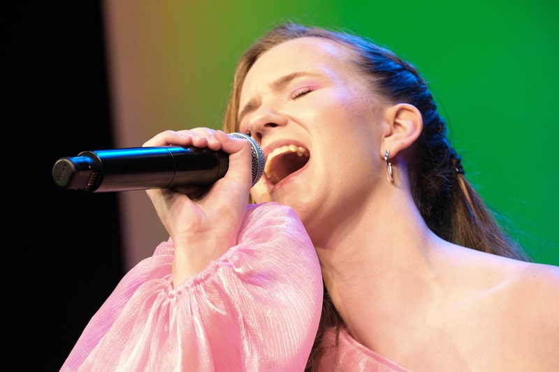 WATCH: El Mocambo buzzes with sickly sweet Canadian talent at Honey Jam ...