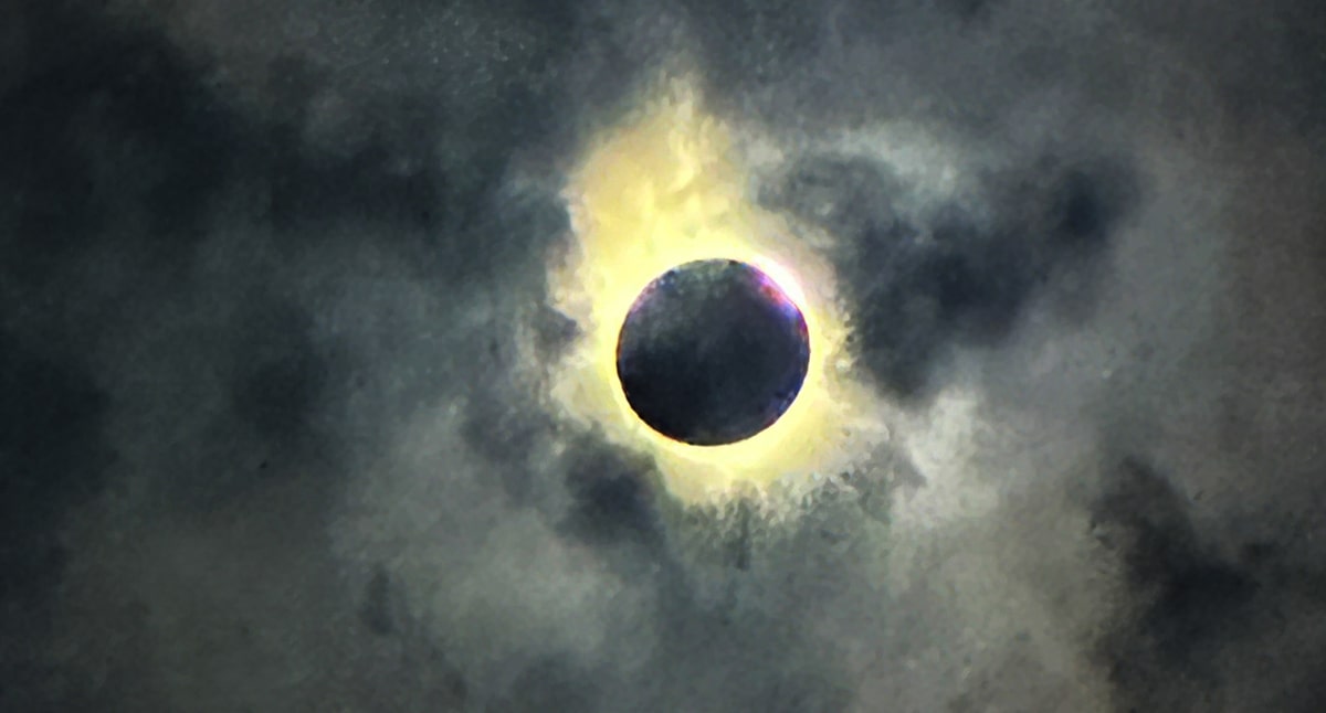 Total solar eclipse has Ontarians gazing skyward in awe - Toronto Times