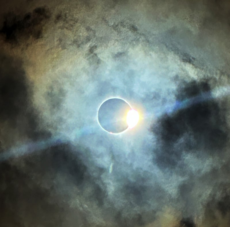 Total solar eclipse has Ontarians gazing skyward in awe - Toronto Times