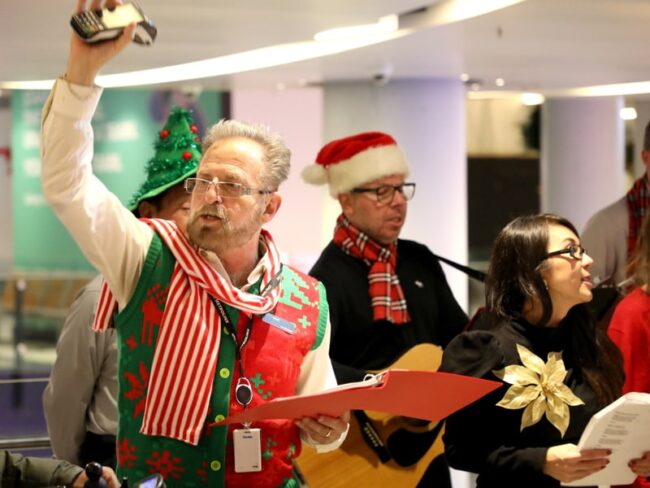 Metrolinx Carollers spreading holiday cheer inside Union Station ...